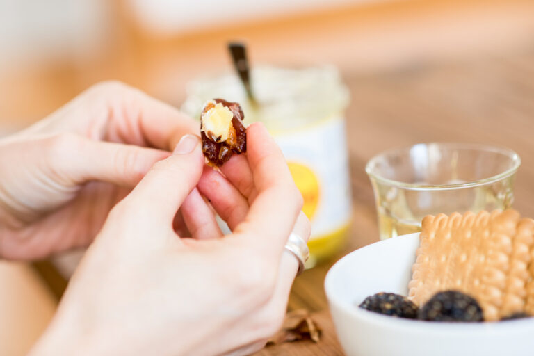 NOURISHING DATE SNACK (PITTA/VATA BALANCING) – Τhe Αyurveda Centre